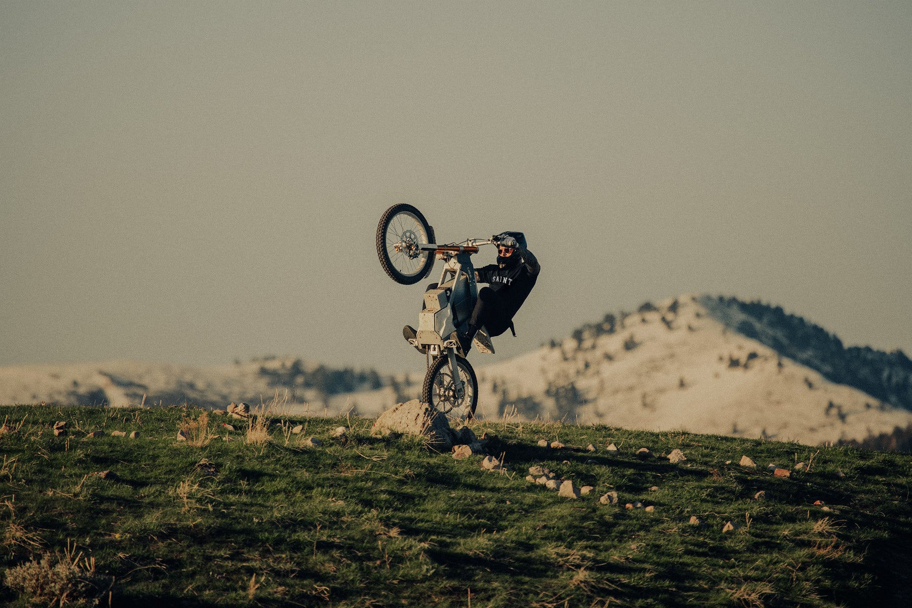 WHAT DOES THE MOTORCYCLE WAVE MEAN AND WHY DO WE DO IT? – Saint USA